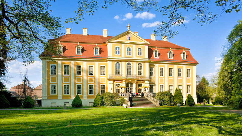Kuhstall und Silberteller: Schloss Rammenau öffnet mit neuer Ausstellung